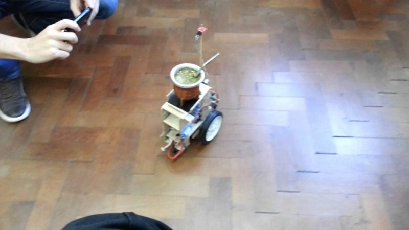 El robot que ceba mates. Tomasito el repartidor de mates.